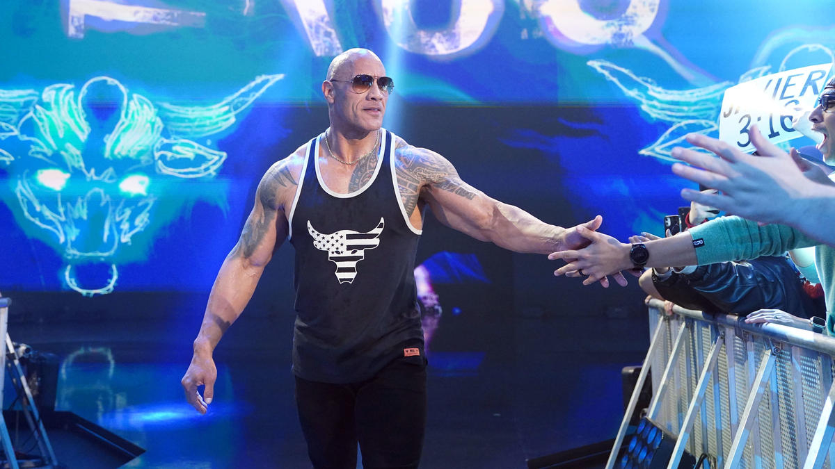 The Rock regresa a WWE en RAW Day 1 e insinúa ir a por Roman Reigns